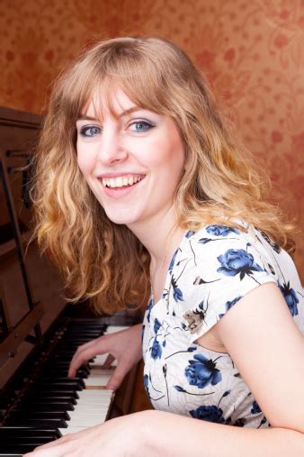 젊은 성녀 함께 게임하기 Piano 18 19세에 대한 스톡 사진 및 기타 이미지 18 19세 귀여운 금발 머리 Istock