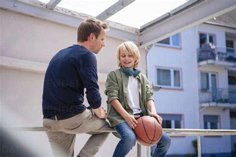 Gl Cklicher Sohn Sitzt Mit Vater Auf Dem Gel Nder Lizenzfreies Stockfoto