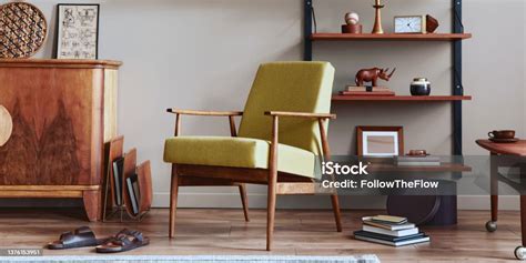 디자인 안락 의자 나무 책장 커피 테이블 사진 프레임 식물 카펫 슬리퍼 장식 및 가정 장식의 우아한 액세서리복고풍 거실 인테리어의 세련된 구성 템플렛 0명에 대한 스톡 사진
