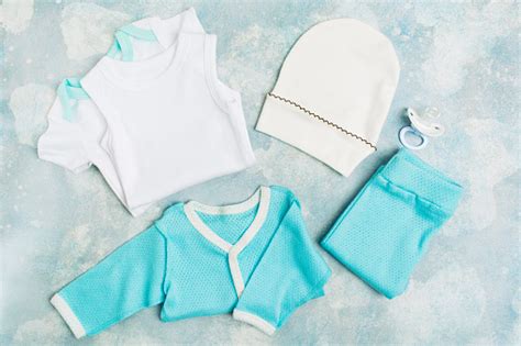 신생아 아기 옷 흰색 바디 수트 파란색 셔츠 파란색 바지 흰색 모자와 파란색 질감 배경에 젖꼭지 파티를위한 베이비 샤워 개념 0명에 대한 스톡 사진 및 기타 이미지 Istock