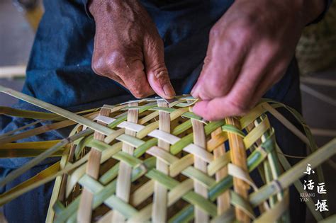 竹编工艺人创意大山谷图库