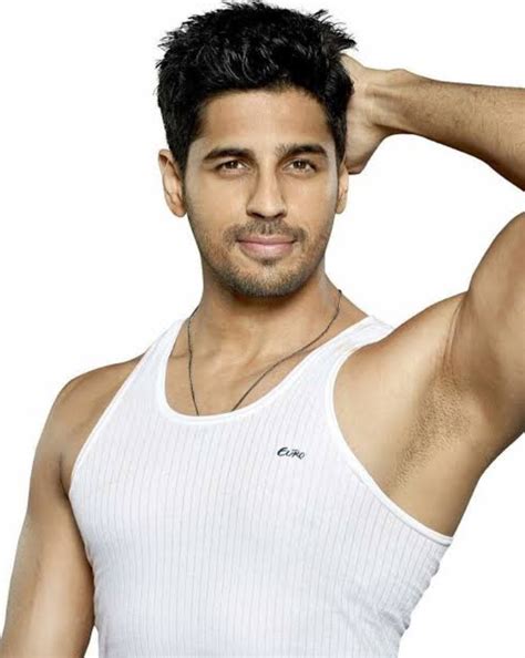 Shirtless Bollywood Men Sidharth Malhotra Topless Sexy Sidharth Malhotra Shirtless On Stage