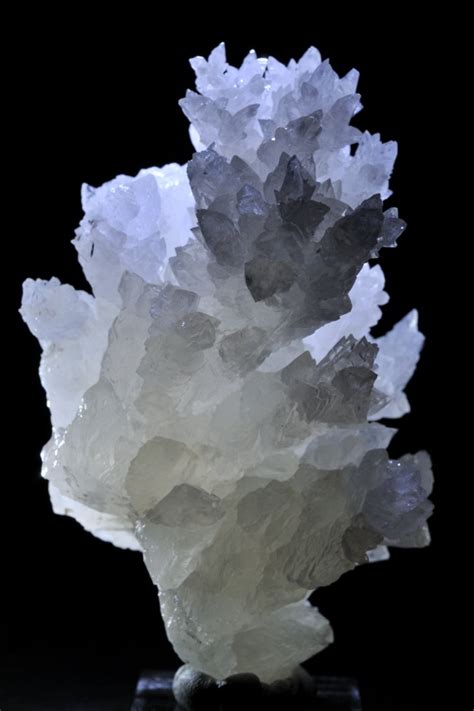 火を噴く俺の鉱物コレクション White Crystal Formation On Black Background Radiating