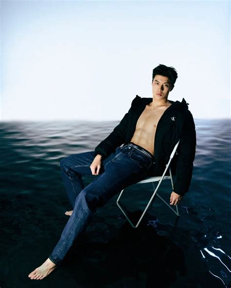 เปิดประวัติ Zhang Yi Xiang นักว่ายน้ำชาวจีนกับการร่วมแคมเปญฤดูใบไม้ร่วง 2023 กับ Calvin Klein