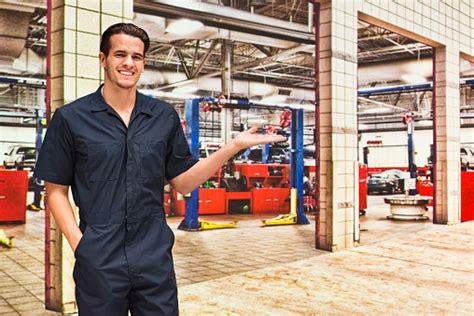 2029세 성인 잘생긴 사람 남성 젊은 남성 기계 공방 수동 작업자 수리공 기술자 발표자 수리 용 자동차 수리점 에서 만 1 명 허리 정면 보기 20 24세에 대한 스톡