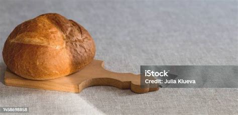 신선한 맛있는 빵 클로즈업 나무 판에 황금 빵 껍질을 곁들인 갓 구운 사워도우 빵 맛있는 빵이있는 빵집의 맥락 제과 제품 0명에 대한 스톡 사진 및 기타 이미지 Istock