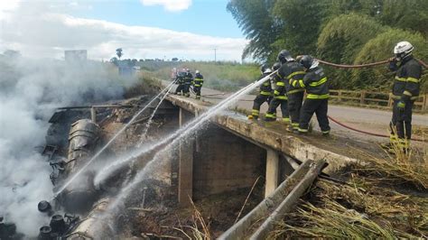 Br 101 Motorista Morre Após Caminhão Com Combustível Tombar E Pegar