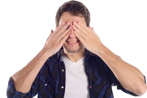 Молодой человек покрывая его наблюдает с руками Стоковое Фото изображение насчитывающей блимпа