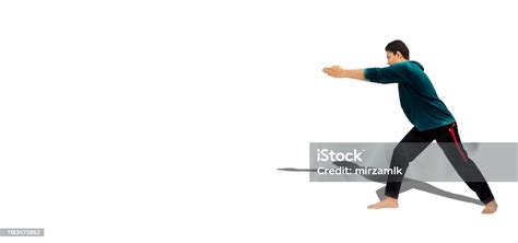 요가 운동을하거나 흰색 배경에 고립 된 스트레칭 운동을하고 활기찬 남성 십대의 전체 길이 초상화 샷 활동적인 요가 운동 포즈 활동적인 남성 포즈 개성 개념에 대한 스톡 사진