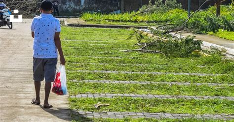 가방을 들고 거리를 걷고 있는 남자 사진 Unsplash의 무료 시골의 이미지