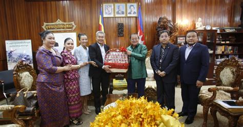 ឯកឧត្តម ខៀវ កាញារីទ្ធ អនុញ្ញាតឱ្យ លោកឧកញ៉ា ផង់ផាន់ ឃុនថាវង្ស និងលោកជំទាវ ចូលជួបសម្តែងការគួរសម