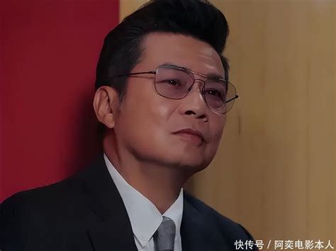 Tvb御用反派郑子诚获剧组庆生！61岁状态大勇，圈中妻子高调现身 360娱乐，你开心就好