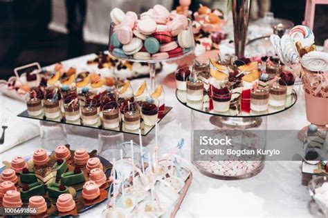 럭셔리 웨딩 출장 현대 디저트 컵 케이크 과일 과자 테이블 비싼 결혼식 피로연에서 맛 있는 캔디 바입니다 텍스트를 위한 공간입니다 샤워입니다 기념일 축 하 결혼식 피로연에
