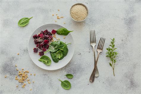 가벼운 테이블에 삶은 비트 뿌리 아기 시금치 잎 잣 참깨를 곁들인 건강한 아침 식사 사진 Unsplash의 참깨 이미지