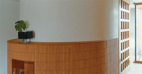 굽어진 벽과 나선형 계단 가족을 둥글게 감싸 안는 집