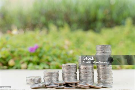 흐린 녹색 자연 배경에 동전을 쌓습니다 부동산 투자 및 주택 모기지 금융 개념 0명에 대한 스톡 사진 및 기타 이미지 0명 개념 경제 Istock