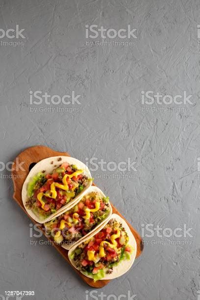 회색 표면의 소박한 나무 판에 홈메이드 치즈버거 타코 상단 보기 위에서 플랫 평지 오버헤드 공간을 복사합니다 0명에 대한 스톡