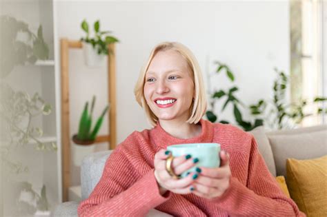 집에서 뜨거운 음료 한 잔 빈 공간을 가진 젊은 여성의 클로즈업 보기 사람 음료 및 레저 개념 집에서 차 또는 커피 한 잔을 가진 행복한 젊은 여성 20 24세에 대한 스톡