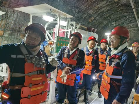 黄陵矿业集团总工程师李团结、庆阳煤电公司总工程师刘志文一行到我处核桃峪煤矿项目部参观交流 中煤三建三十六工程处