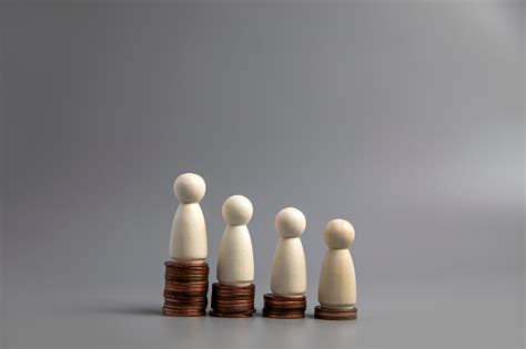 동전의 다른 높이의 더미에 서 미니어처 사람들 사람과 부의 개념 투자 및 팀워크 성장 분리에 대한 스톡 사진 및 기타 이미지 분리 임금 경제 Istock
