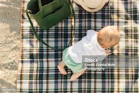 2022년 9월 플로리다 팜비치의 샌디 비치에 있는 샌디 비치에서 격자무늬 담요를 기어 다니는 9개월 된 쿠바계 미국인 아기 소년 아기에 대한 스톡 사진 및 기타 이미지