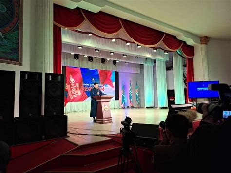 СЭЛЭНГЭ Монгол Улсын Ерөнхий сайд Л Оюун Эрдэнэ Сэлэнгэ аймгийн иргэдтэй уулзаж байна