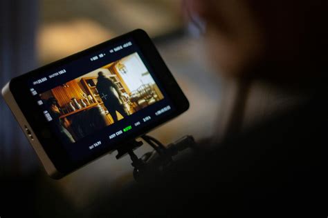 검은 양복을 입은 남자를 표시하는 검은 안드로이드 스마트폰 사진 Unsplash의 무료 사진기 이미지