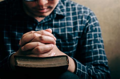 그리스도인의 생명 위기 기도 더 나은 삶을 살기를 바라는 하나님의 축복을 위해 기도하는 사람 사람은 성경으로 하나님께 기도하는 손을 건네준다 선함을 믿으십시오 기도로 손을