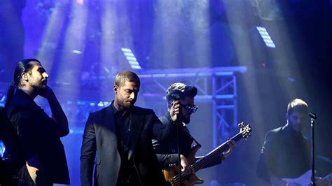 تصاویر کنسرت جنجالی ماکان بند بغض و گریه خواننده در کنسرت مردم چه