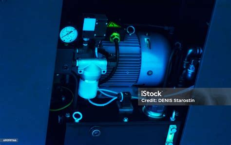 압력 계를 사용 하 여 생산 공정에서 압력을 측정 합니다 작업자 또는 일상적인 기록과 분석 석유와 가스 생산 공정에 대 한 계기에 의해 석유와 가스 프로세스를 모니터링 하는