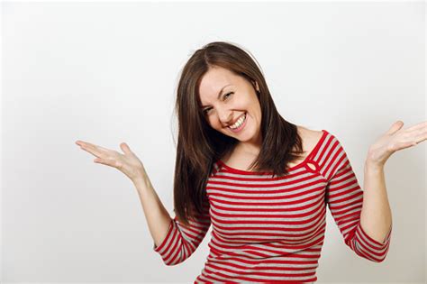 웃 고 즐기는 흰색 바탕에 화려한 유럽 젊은 행복 한 금발 여자 건강 한 깨끗 한 피부와 매력적인 미소 캐주얼 빨간색과 회색 옷 입고 감정 개념입니다 갈색에 대한 스톡 사진