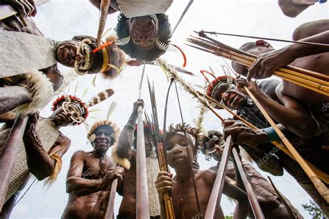 Men Of The Tribe With Bows And Spears — Stock Editorial Photo