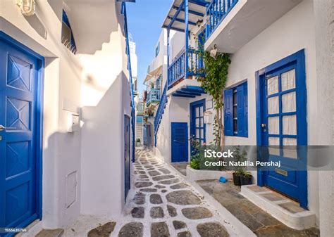 그리스 섬 마을의 아름다운 전통적인 좁은 골목길 하얀 집 화분 푸른 발코니와 문 미코노스 그리스 0명에 대한 스톡 사진 및 기타
