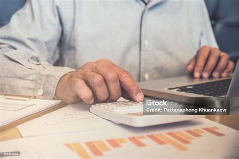 비즈니스 팀 작업을 새로운 시작 프로젝트 토론 및 분석 데이터 그래프 보고서 직장 전문 직업 파트너 회의 및 협업 비즈니스 시장