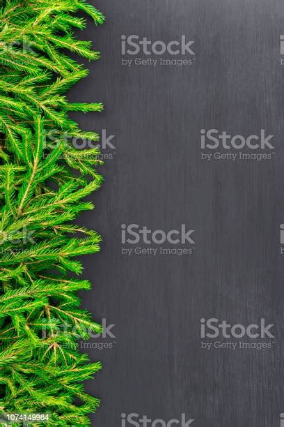 크리스마스 프레임 심장 모양의 검은색 나무에 자연 전나무 분기의 만든 평면 위치 최고 보기 나무에 대한 스톡 사진 및 기타 이미지 Istock