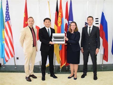 Германы Элчин сайдын яамнаас хуурамч баримт бичиг таних тоног төхөөрөмж гардуулав