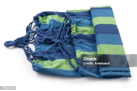 파란색과 녹색 줄무늬의 줄무늬 해먹 흰색 배경 수평 배열에 부분적으로 펼쳐져 있습니다 0명에 대한 스톡 사진 및 기타 이미지 0명 가구 매달기 Istock