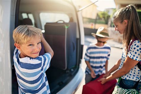 도로 여행을 위해 가족 용 자동차를 포장하는 데 도움이되는 어린이 차에 대한 스톡 사진 및 기타 이미지 차 짐 풀기 자동차 여행 Istock
