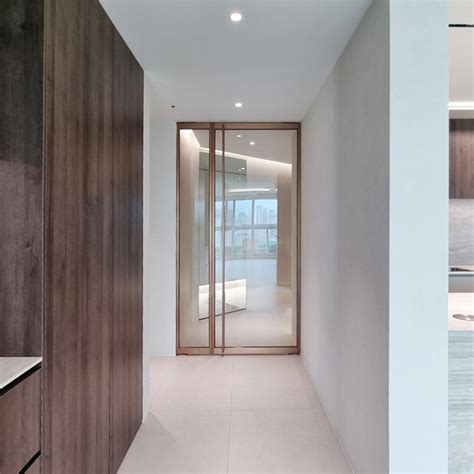 아이엠im 금속중문 현관중문 유리중문 발색 마감 도어의 장점은 단연 고급스러운 색감이라고 할 수 있습니다 빛을 받는 방향에 따라 헤어라인이 내는 광의