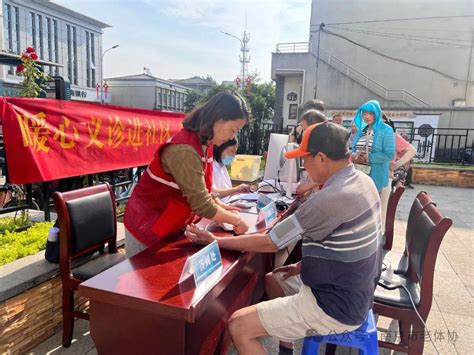 汤泉街道金泉社区党总支开展“暖心义诊进社区贴心服务暖民心”活动居民老年意识