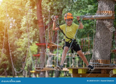 Garoto Gosta De Subir Na Aventura Do Curso Das Cordas Meninos Felizes Jogando No Parque