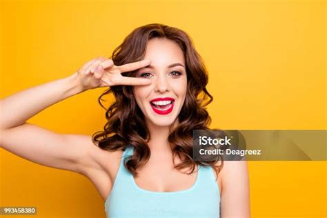 발사와 좋은 분위기에 이빨 흥분된 여자의 미소 눈 노란 배경에 고립 근처 Vsign를 보여주는 현대 머리 빨간 립스틱 포 마 드 곱슬 머리에 대한 스톡 사진 및 기타 이미지