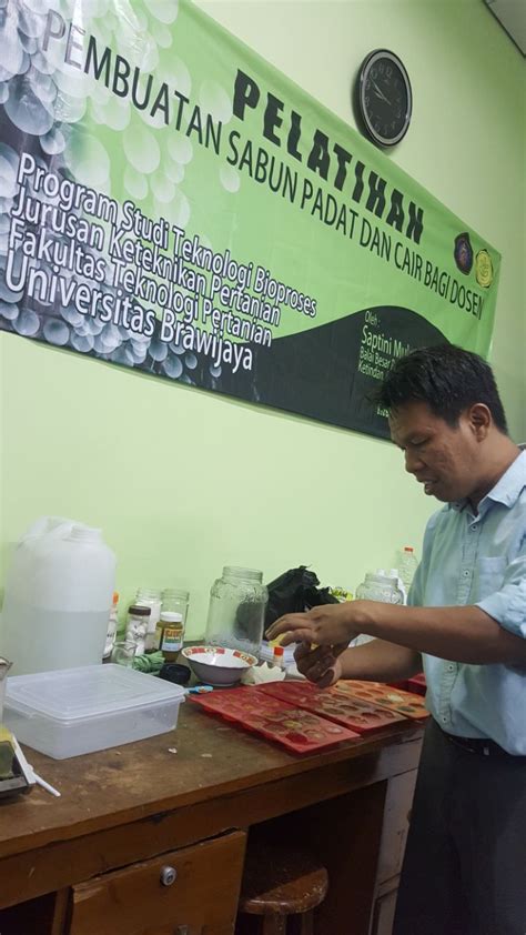 Dosen TEP Berlatih Membuat Sabun Fakultas Teknologi Pertanian