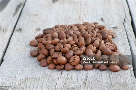 오래된 나무 배경에 커피 콩 흰색 나무 테이블에 커피 콩을 구워 커피 곡물 공간을 복사합니다 0명에 대한 스톡 사진 및 기타 이미지 Istock
