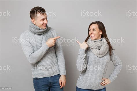귀여운 젊은 회색 스웨터 스카프 함께 회색 벽 배경 스튜디오 초상화에 고립에서 여자 남자 커플 건강 한 라이프 스타일 아픈 아픈