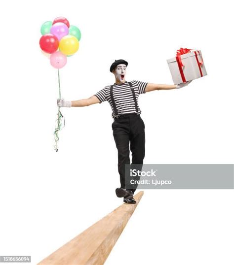 나무 기둥 위를 걷고 풍선과 선물 상자를 들고 있는 쾌활한 마임 30 34세에 대한 스톡 사진 및 기타 이미지 30 34세 가득 찬 걷기 Istock