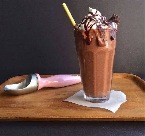 طرز تهیه آیس پک موزی شکلاتی خانگی خوشمزه و کافی شاپی