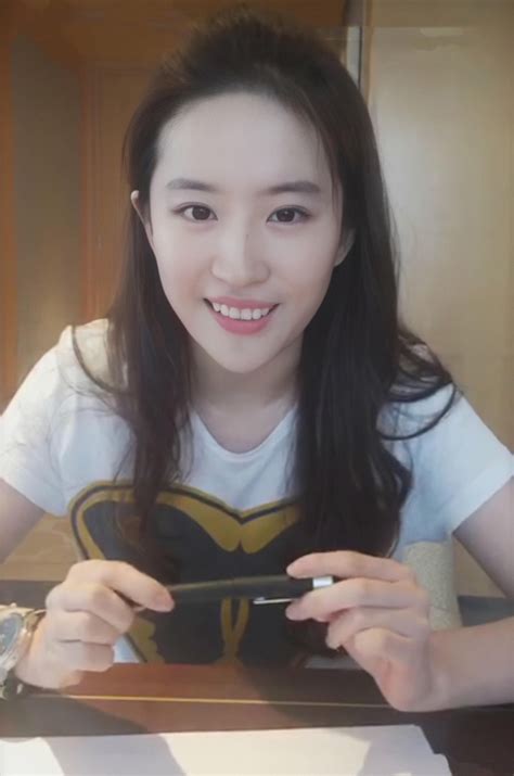 刘亦菲直播旧图 淡妆出镜肤白貌美神仙颜值惹人羡慕