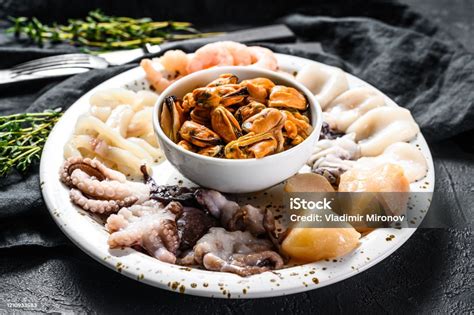 삶은 해산물 믹스 바다 칵테일 검은 색 배경입니다 맨 위 보기 갑각류에 대한 스톡 사진 및 기타 이미지 갑각류 고명 끓는 물에 삶기 Istock