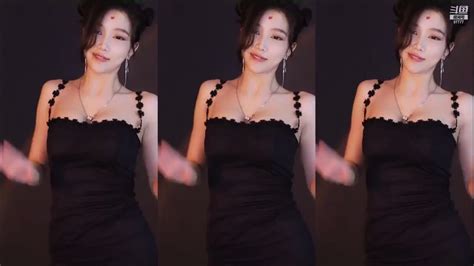 【萌七啊丶】黑色紧身衣衬半球好白 超显身材 小啾啾极限反差萌 斗鱼女主播热舞 Youtube